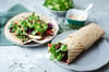 Farbtupfer im Wintergrau: Wraps mit Wintergemüse und Hummus