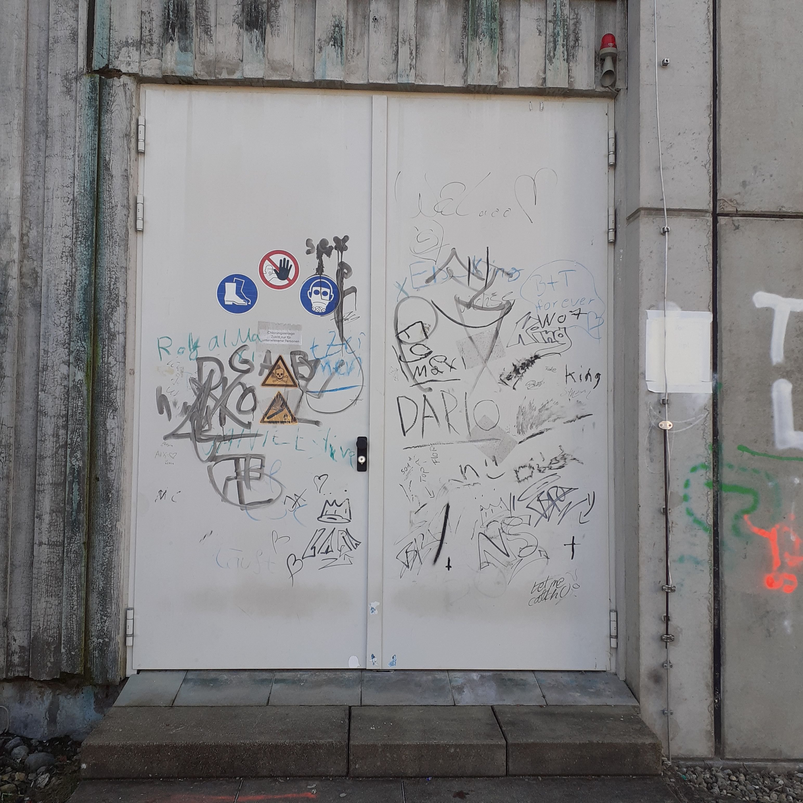 Hakenkreuze an Wand von Sporthalle gesprüht