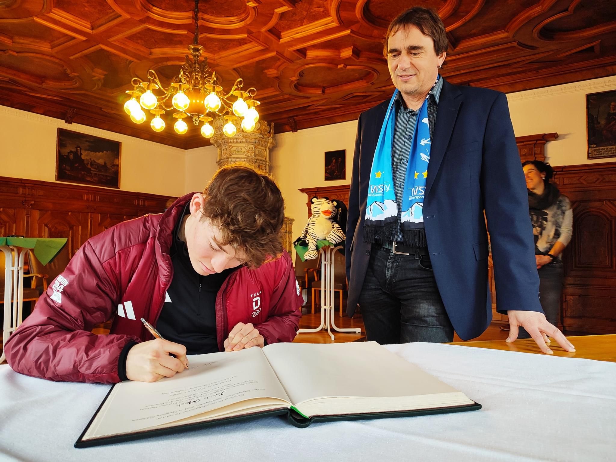 Jakob Moch trägt sich ins Goldene Buch der Stadt Isny ein