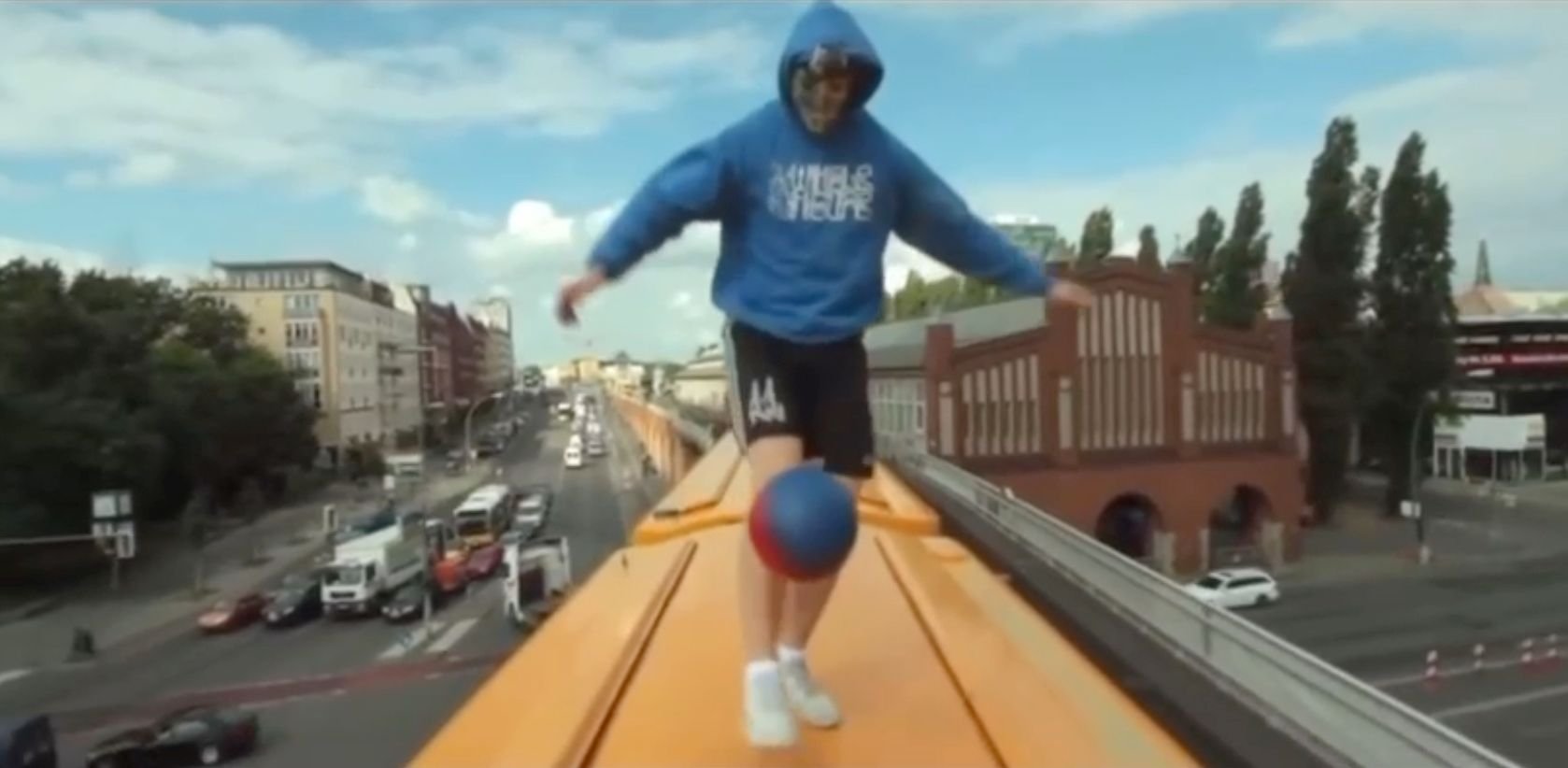 Lebensgefahr: S-Bahn-Surfer spielen Fussball auf fahrendem Zug