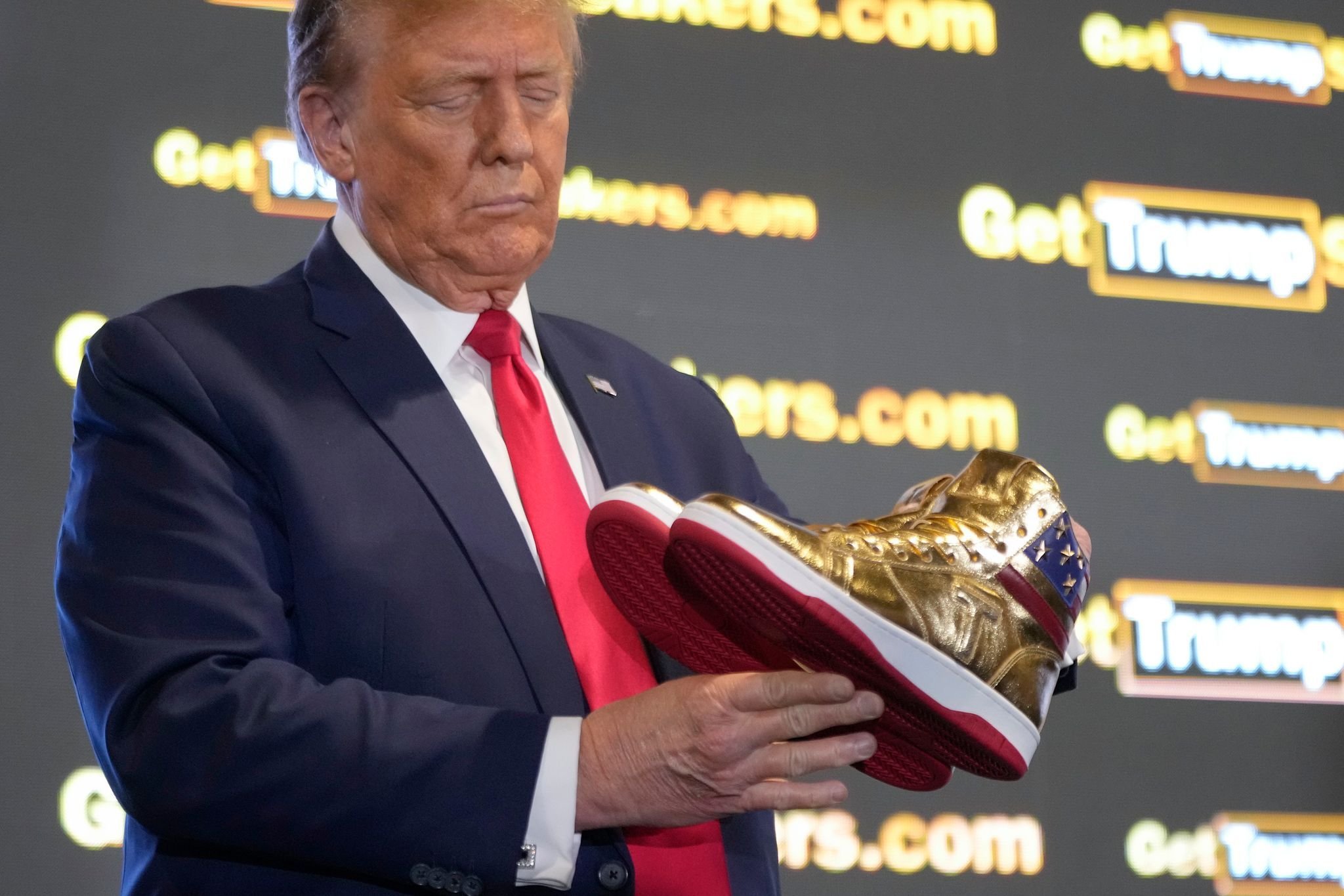 Fanartikel: Trump stellt goldene Sneaker für 399 Dollar vor