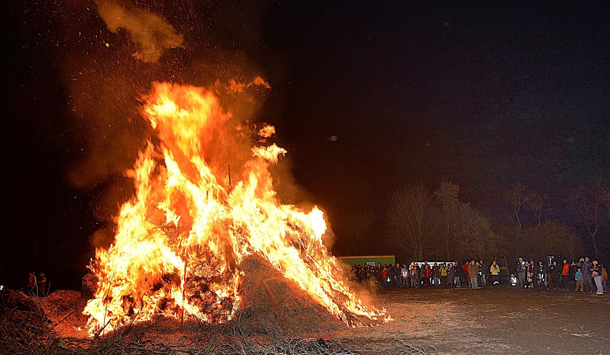 Funkenfeuer faszinieren in der Region viele Besucher