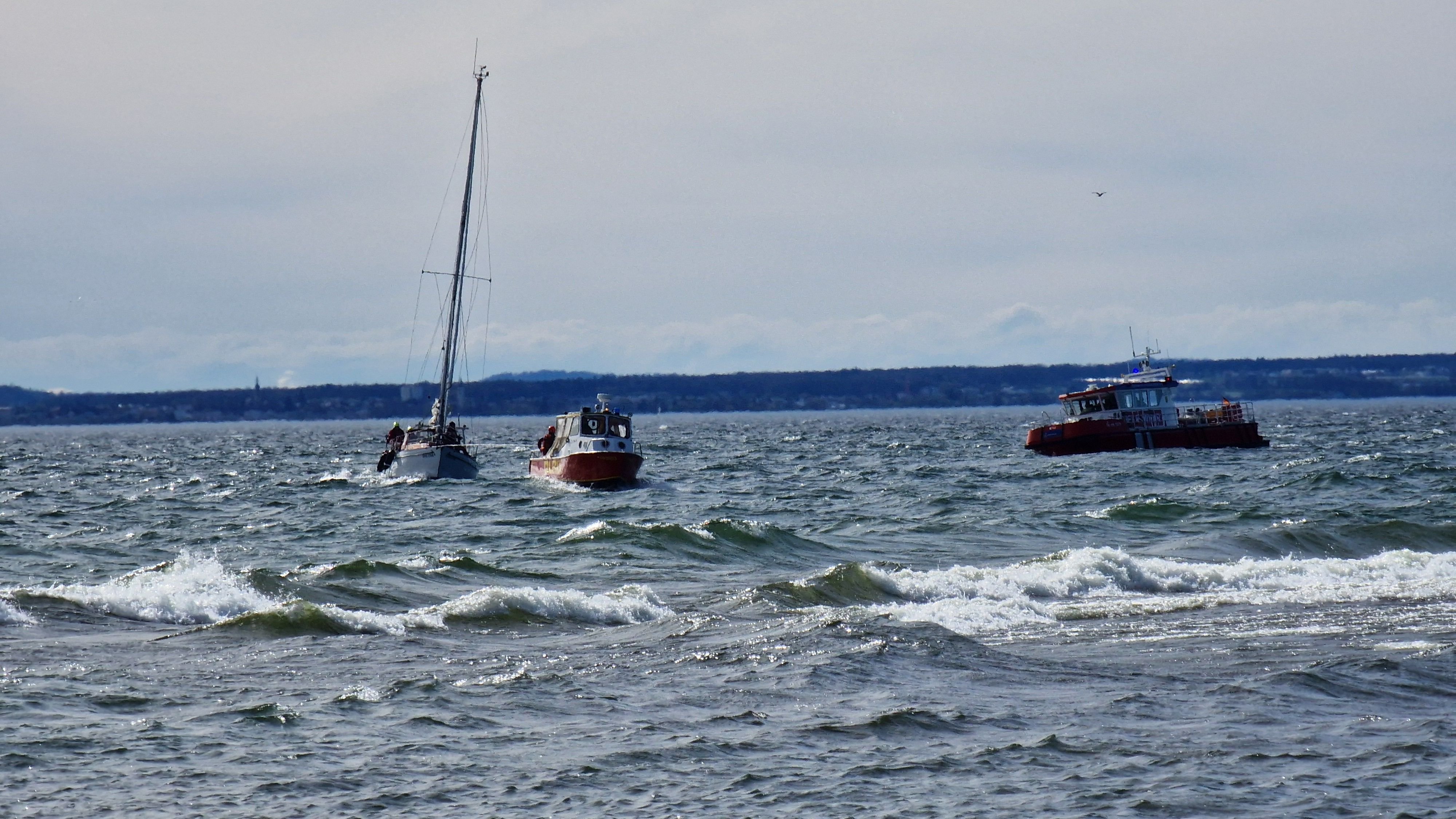 Segelboot am Nordufer des Bodensees in Seenot