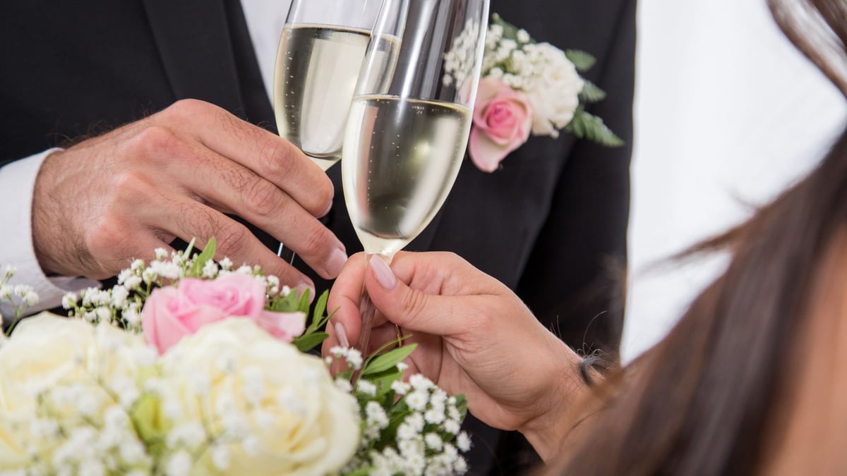 Experte erklärt: So viel sollte man auf einer Hochzeit schenken