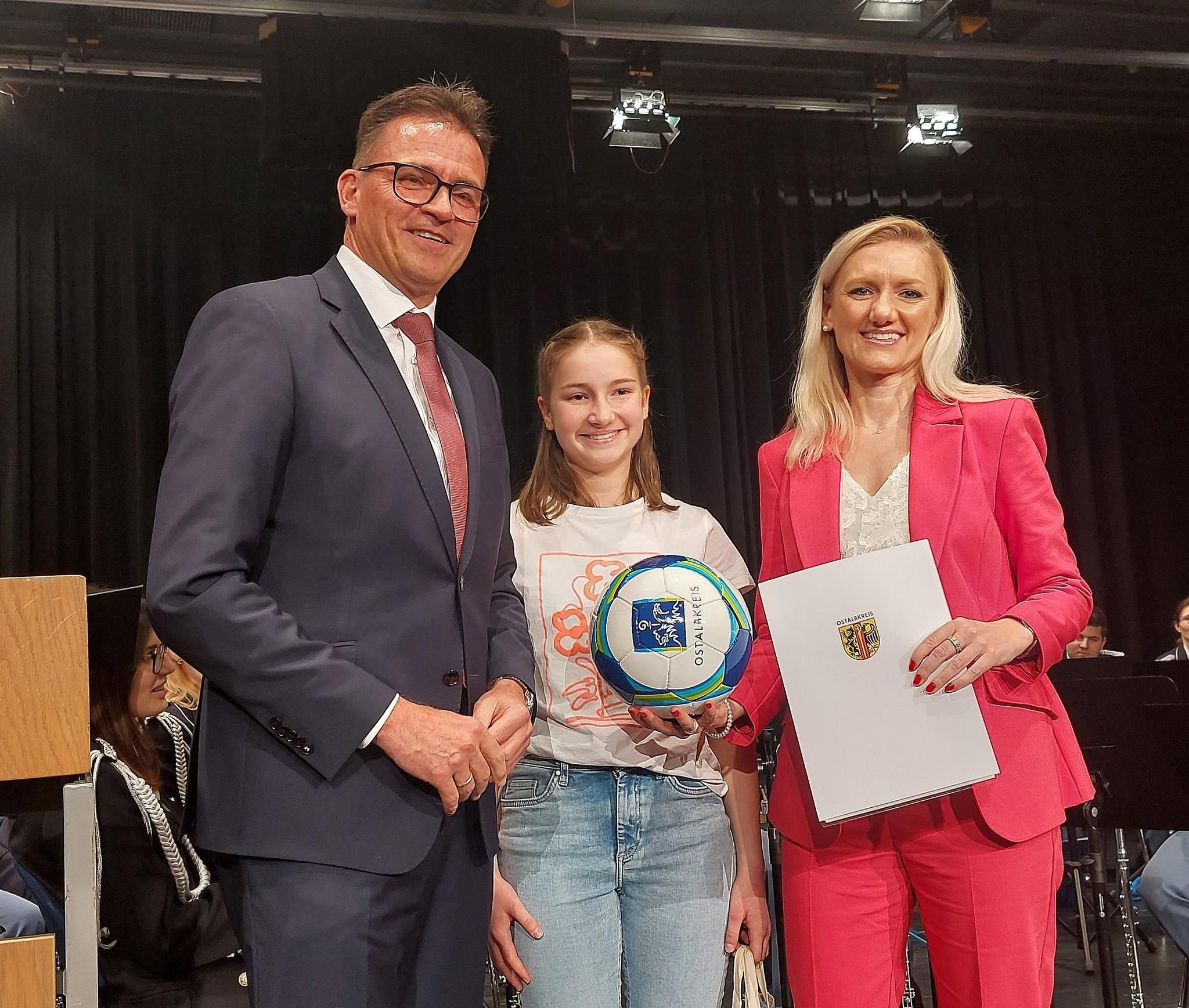 Monika Rettenmeier bringt Farbe ins Hüttlinger Rathaus-Grau