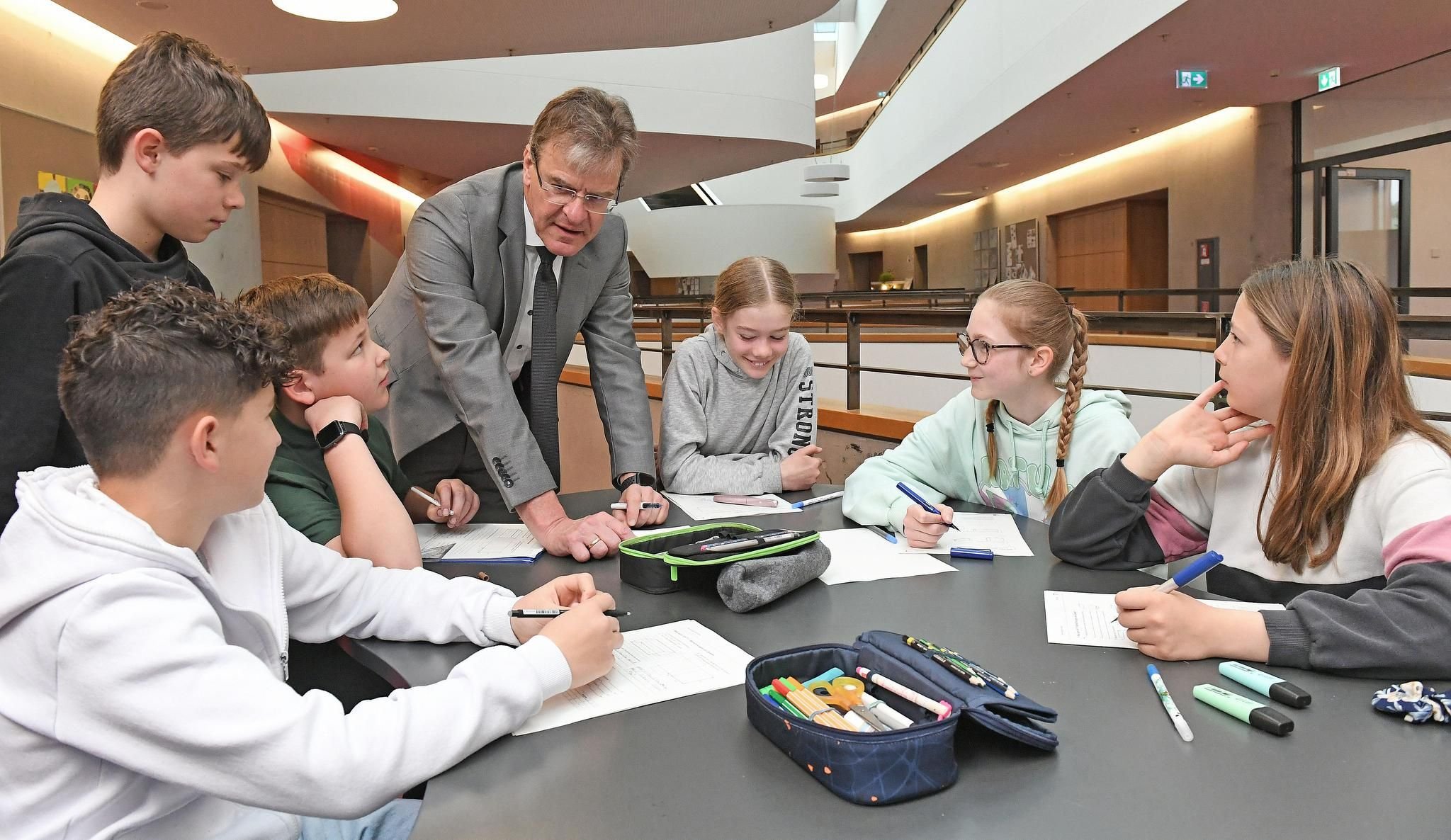 ZSL-Präsident besucht Dollinger-Realschule: Viel Lob, wenig Kritik