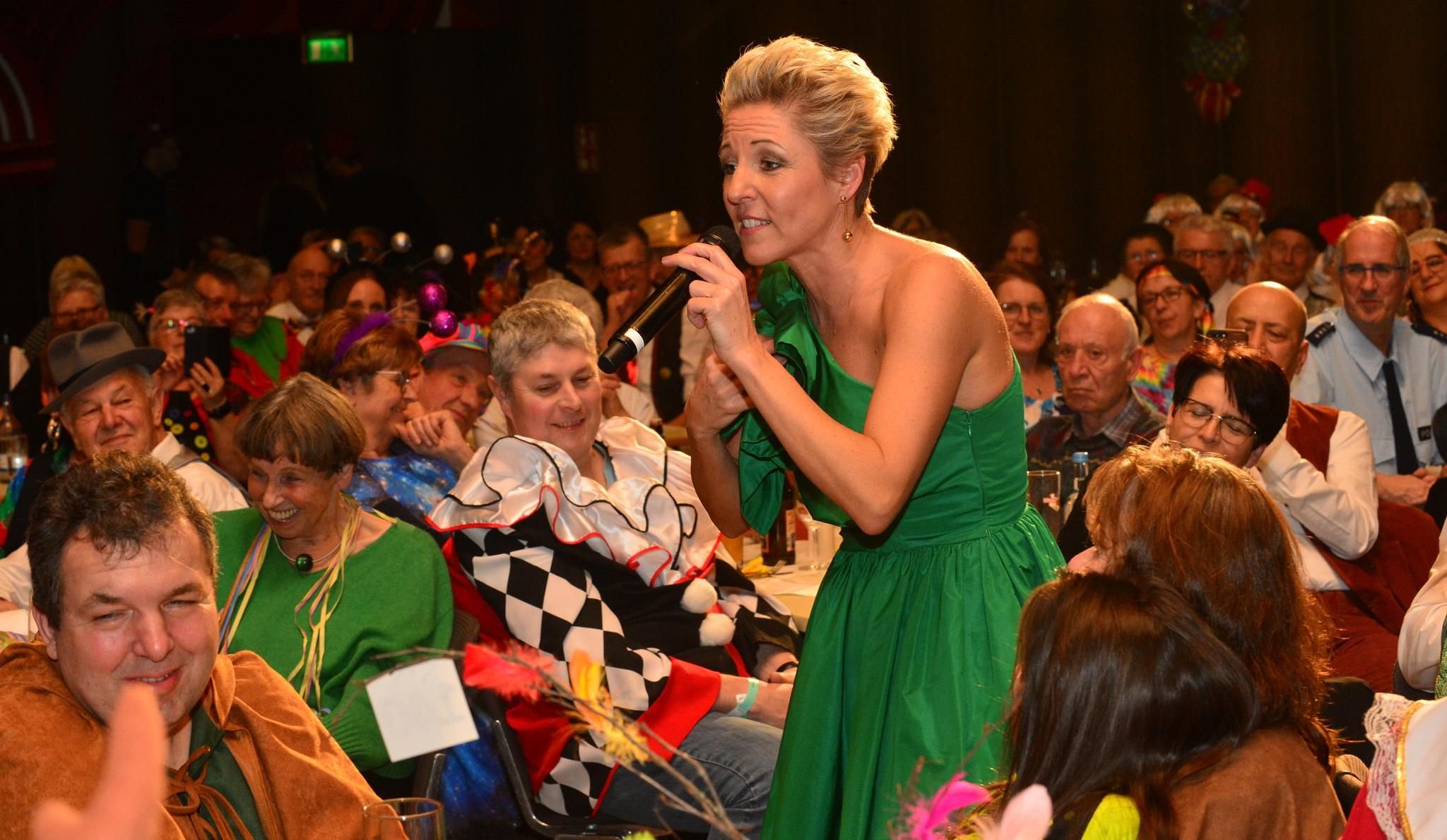 Schlagerstar Alexandra Hofmann tritt live im Fernsehen auf