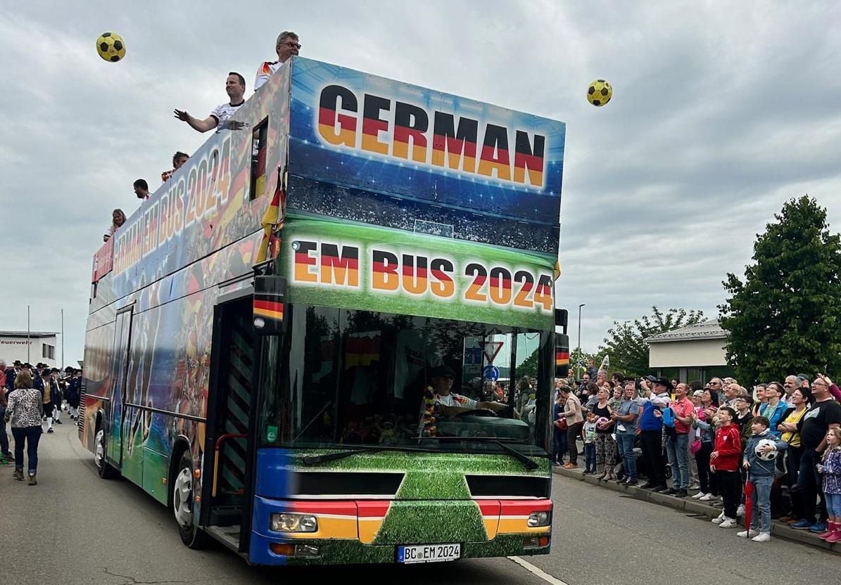 Verrückte Idee zur Fußball-EM: Gruppe tourt mit Fanbus durch Deutschland