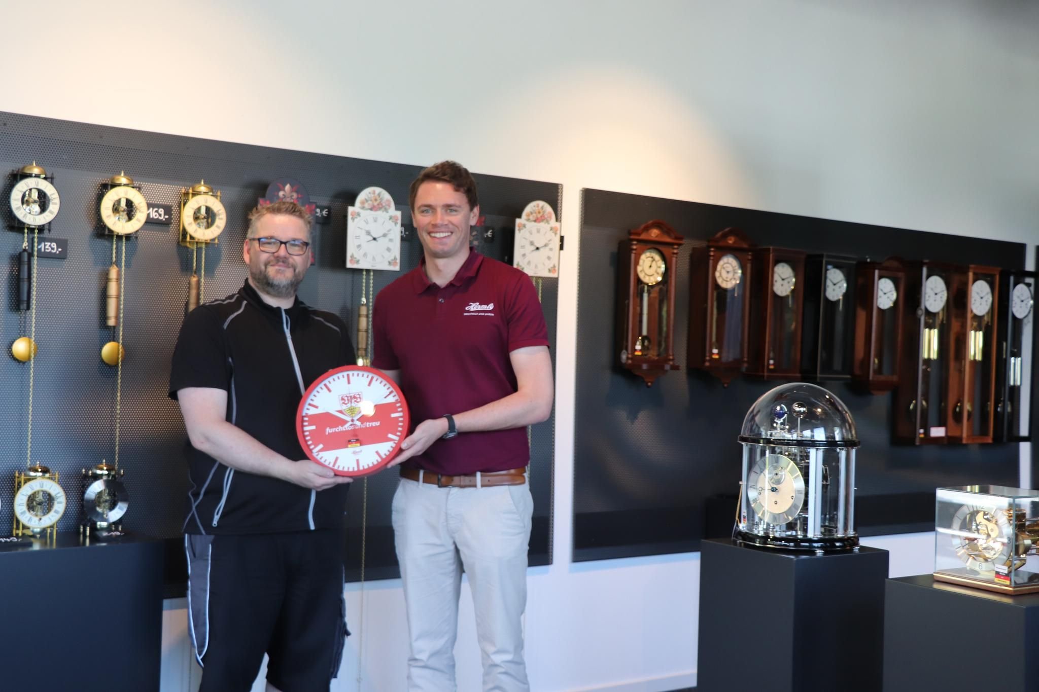 Uhrenfabrik Hermle stellt eine VfB-Uhr her