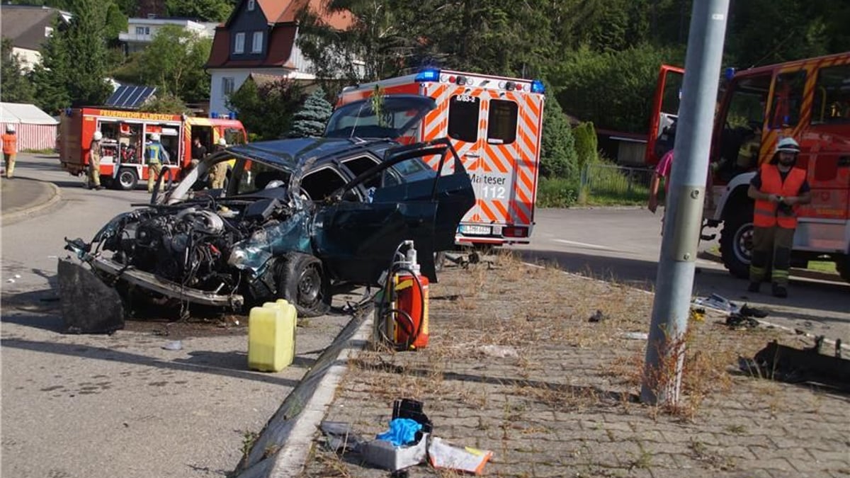 Zwei Menschen sterben bei Unfall