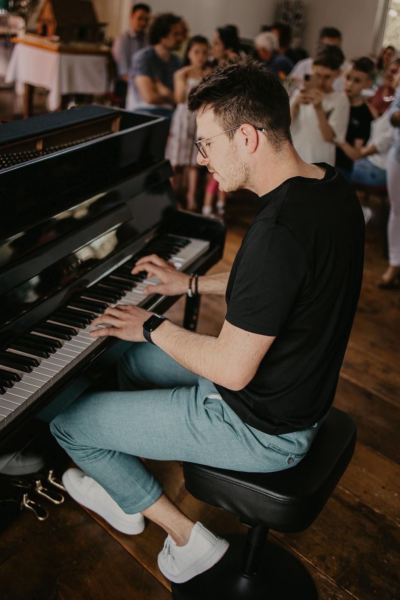 Pianist Tom Mayer spielt auf dem Sandhof