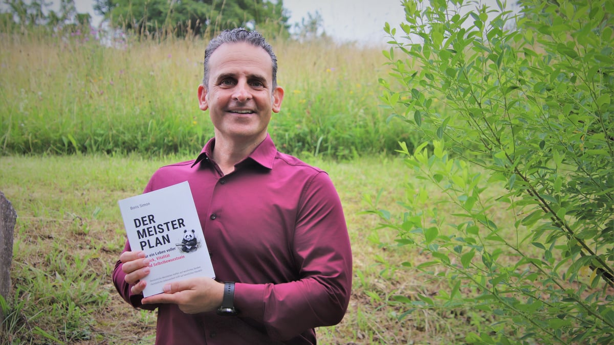 Ulmer Autor Boris Simon möchte mit seinem Buch die Menschen glücklicher ...