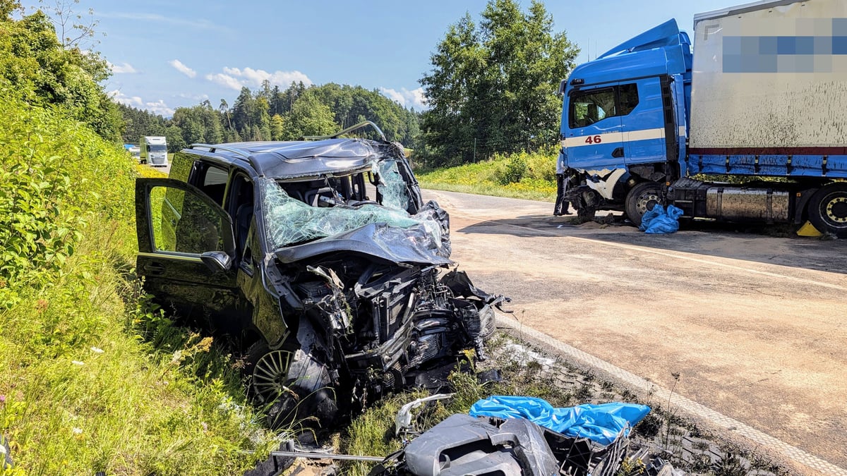 Lindau: Schwerer Unfall auf der B31 - Straße gesperrt