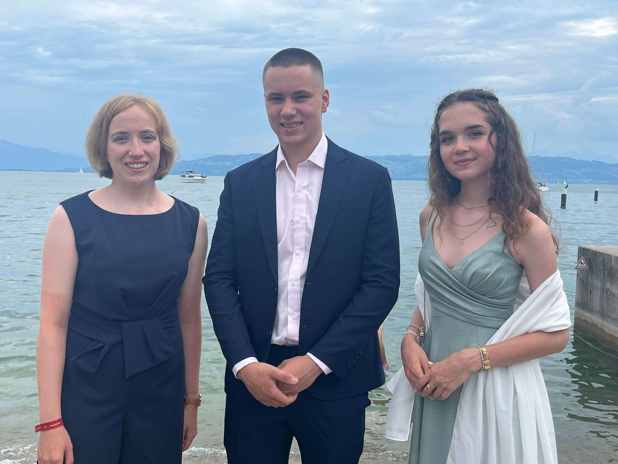 Abiturienten freuen sich über sehr guten Abschluss