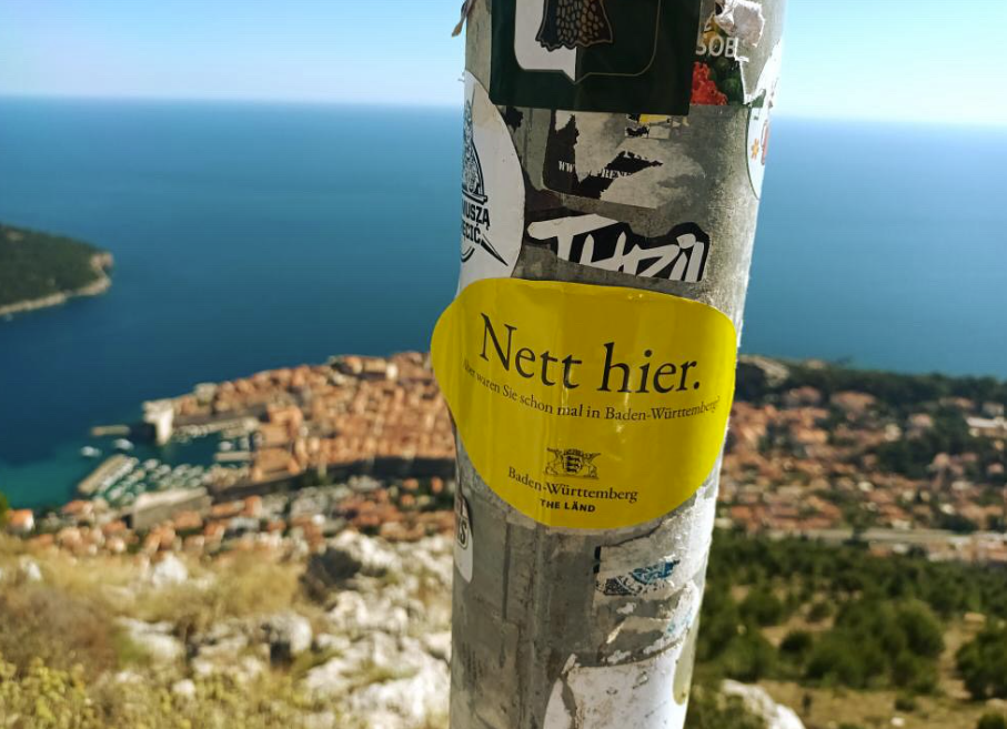 7 unglaubliche Orte: Hier klebt der „Nett hier. Aber…“-Sticker