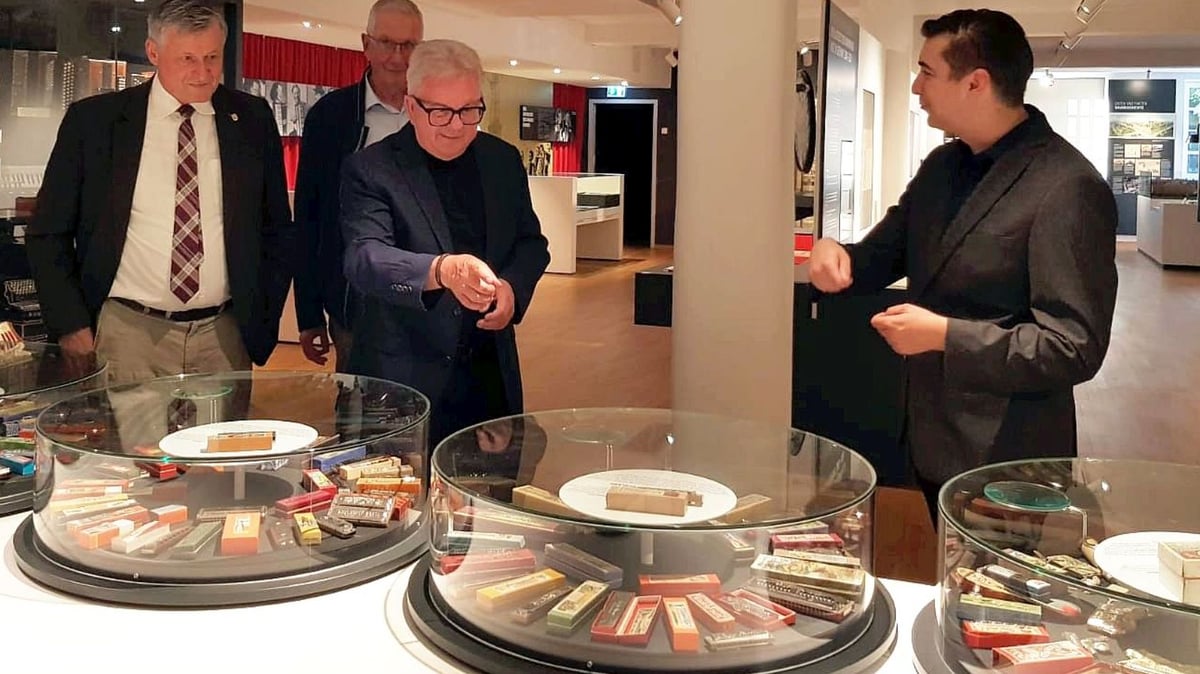 Politiker besuchen das Deutsche Harmonikamuseum