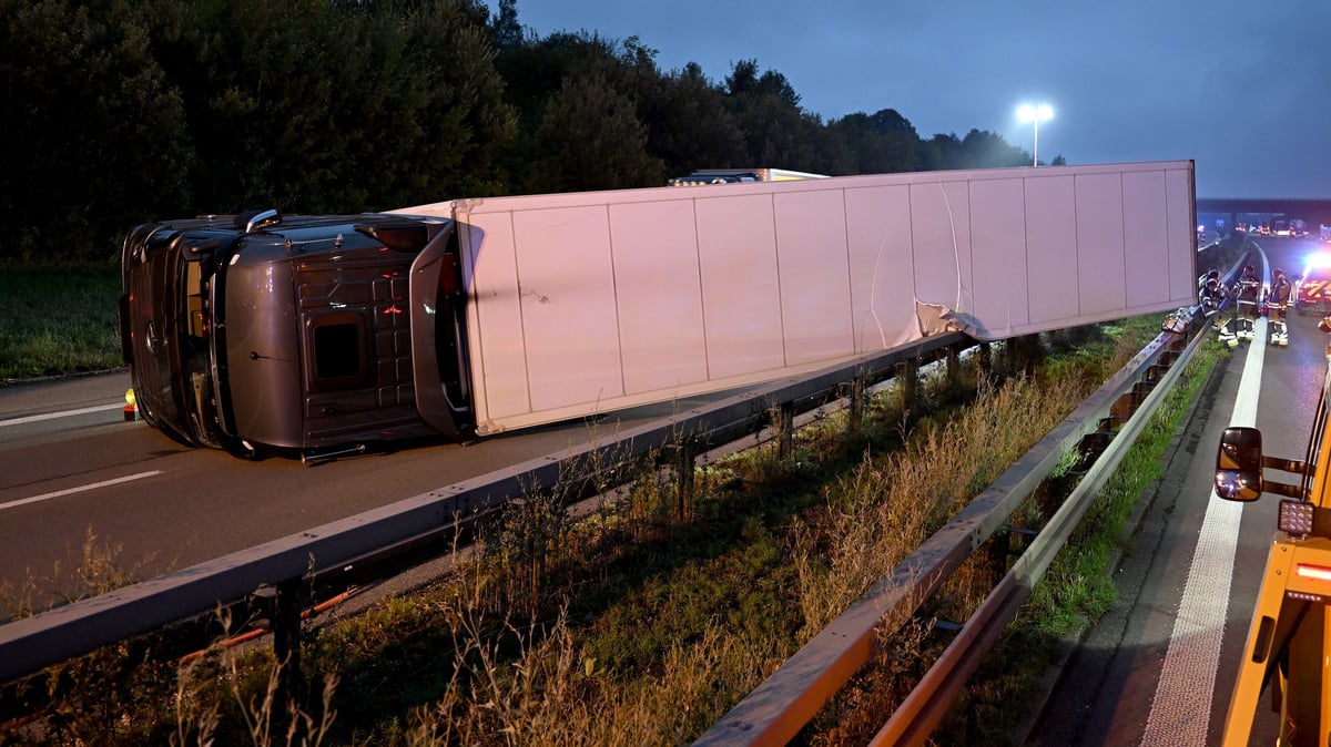 Lkw kippt auf A8 um - Straße stundenlang gesperrt