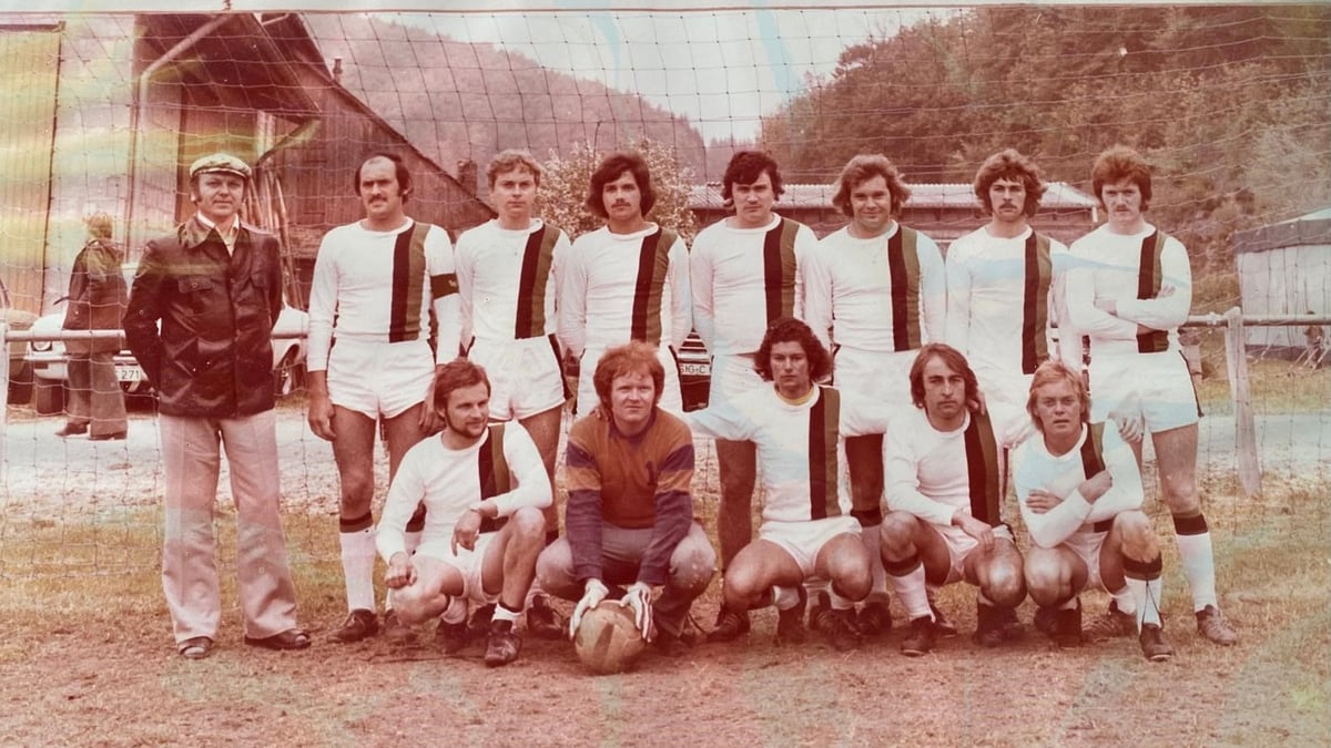 Fußball-Mannschaft von 1975 stellt Foto von damals nach