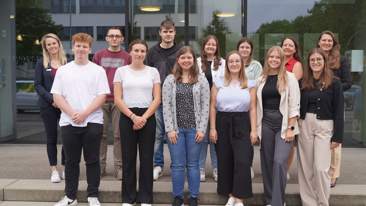Zehn Auszubildende und Studierende im Landratsamt schließen Ausbildung ab