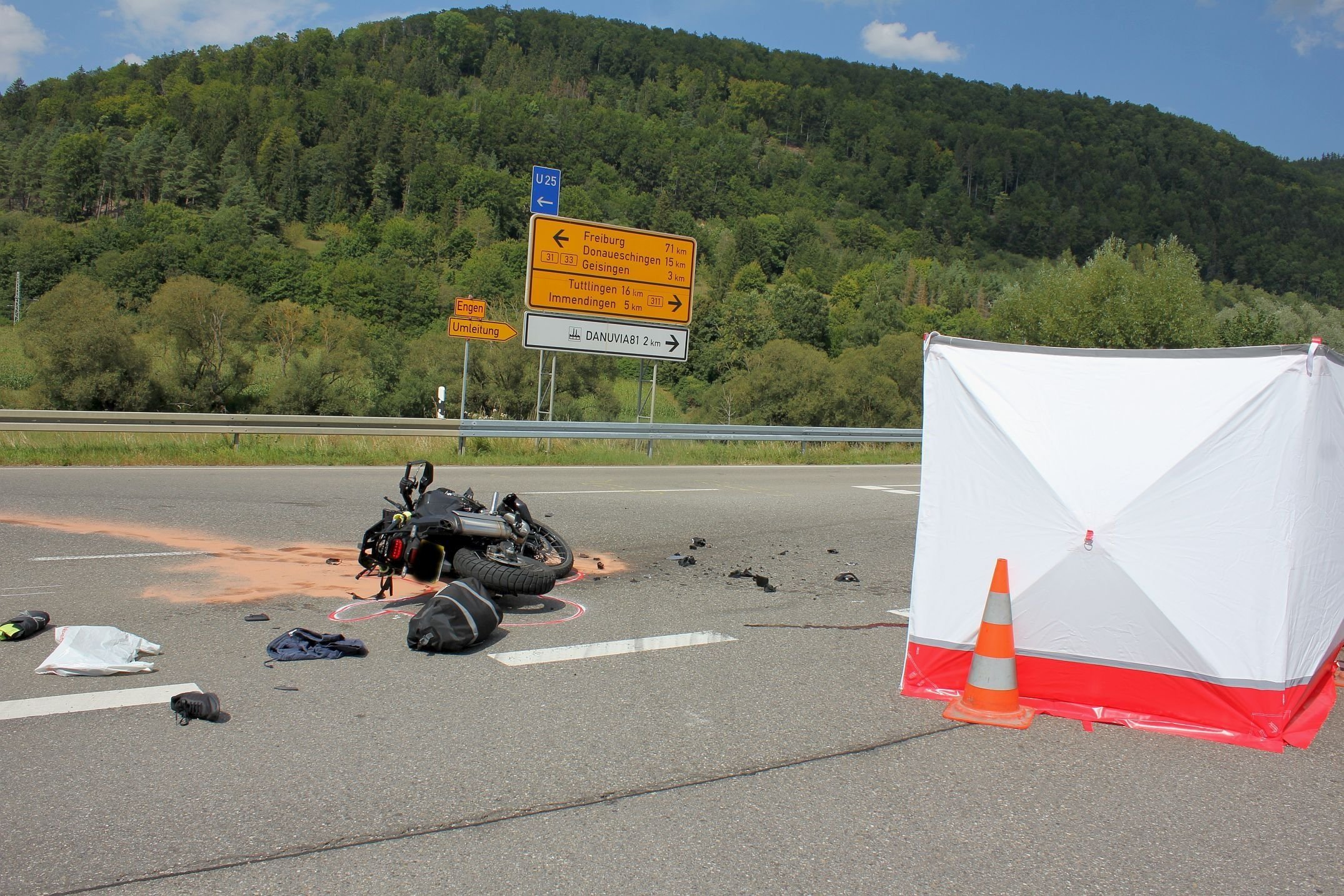 Tödlicher Unfall an A81: Wohnmobil erfasst Motorradfahrer