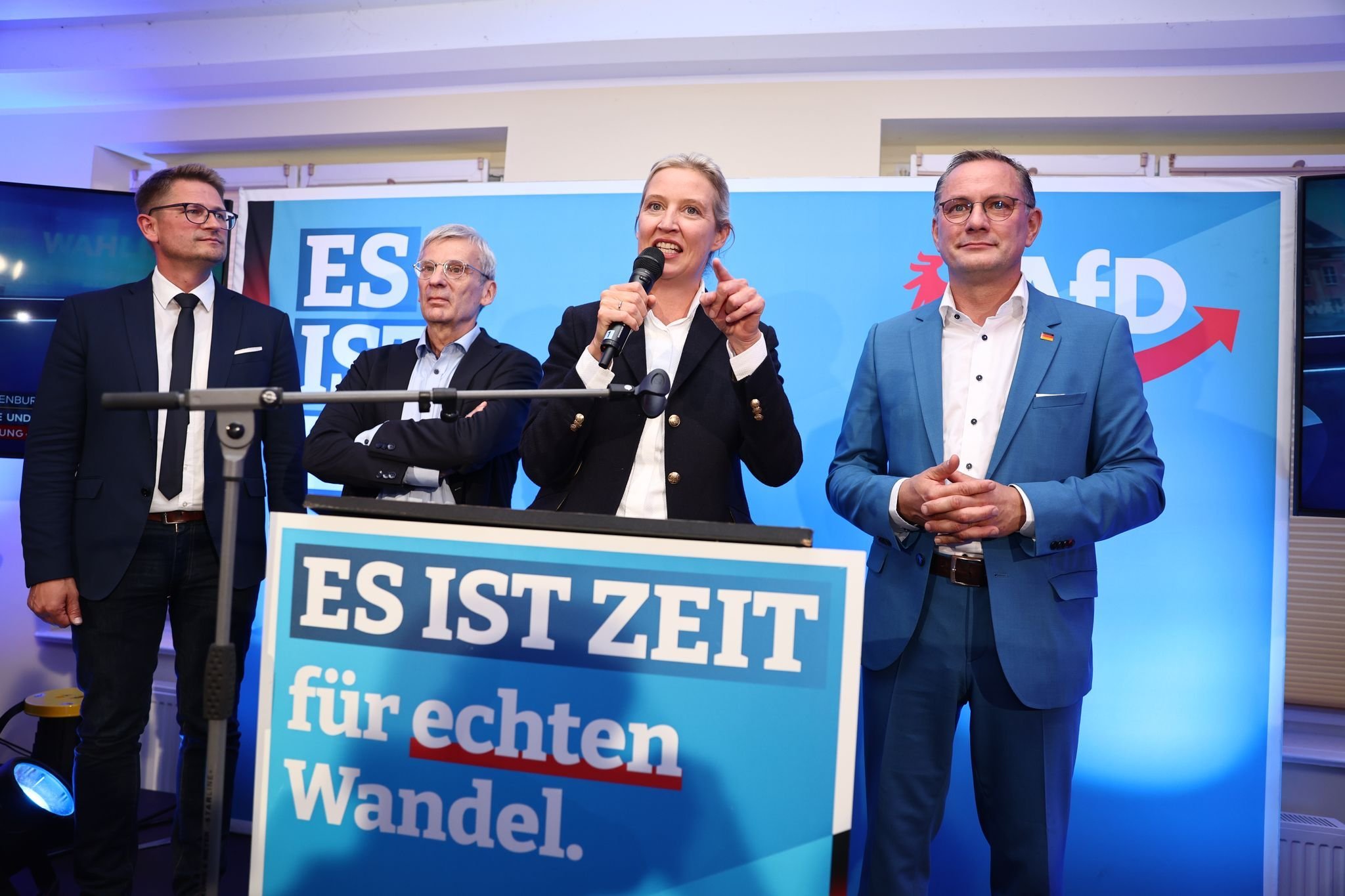 „Wir schieben sie alle ab“: AfD polarisiert bei Wahlparty mit Abschiebe ...
