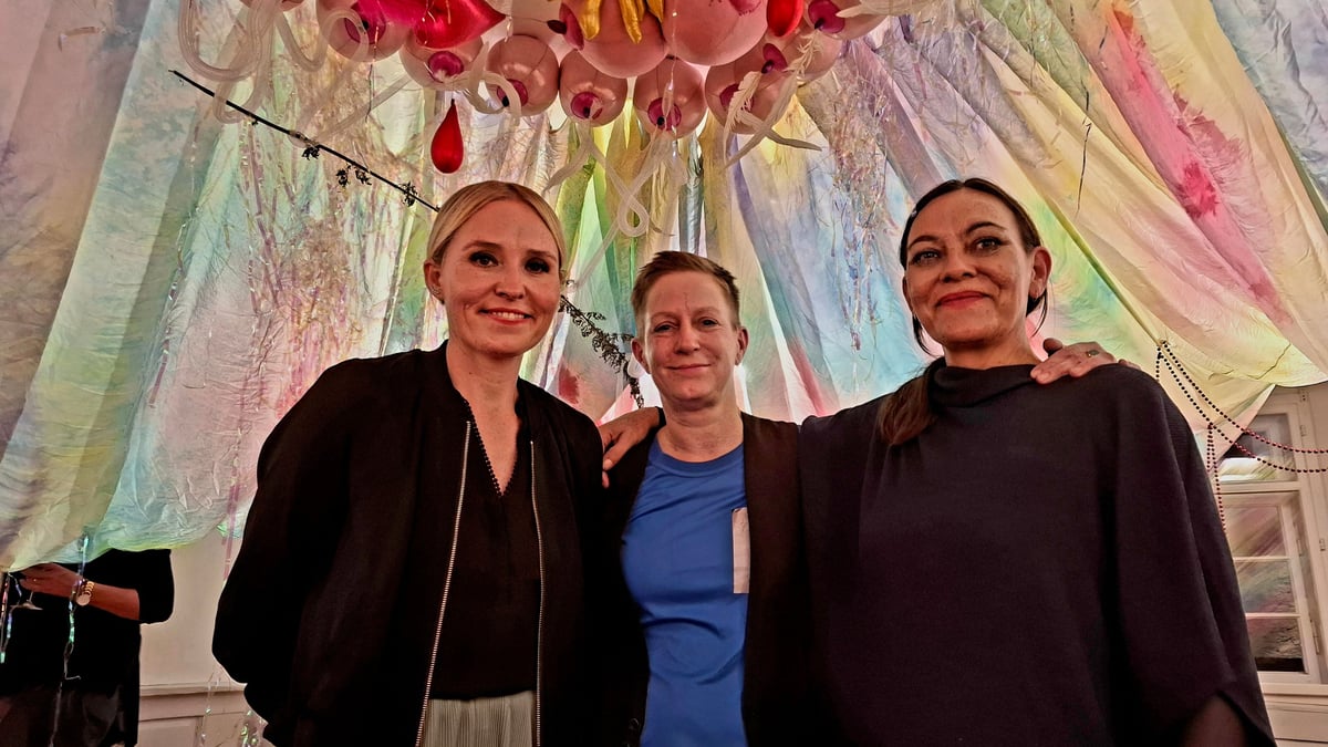 Ines Mangold-Walter führt durch die Ausstellung "Alles Liebe"