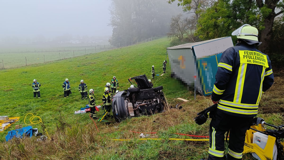 Schwerer Unfall mit drei Fahrzeugen: Mehrere Verletzte