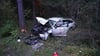 Auto prallt gegen Baum - Fahrer schwer verletzt
