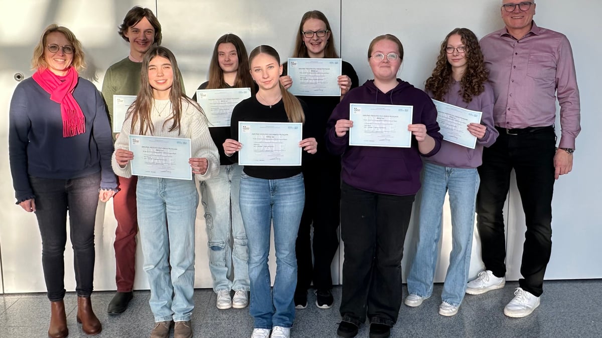 Schüler erhalten DELF-Zertifikat an der Jakob-Emele-Re