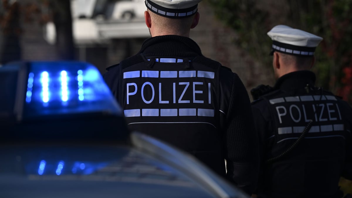 Mann geht mit Hammer auf Polizisten los