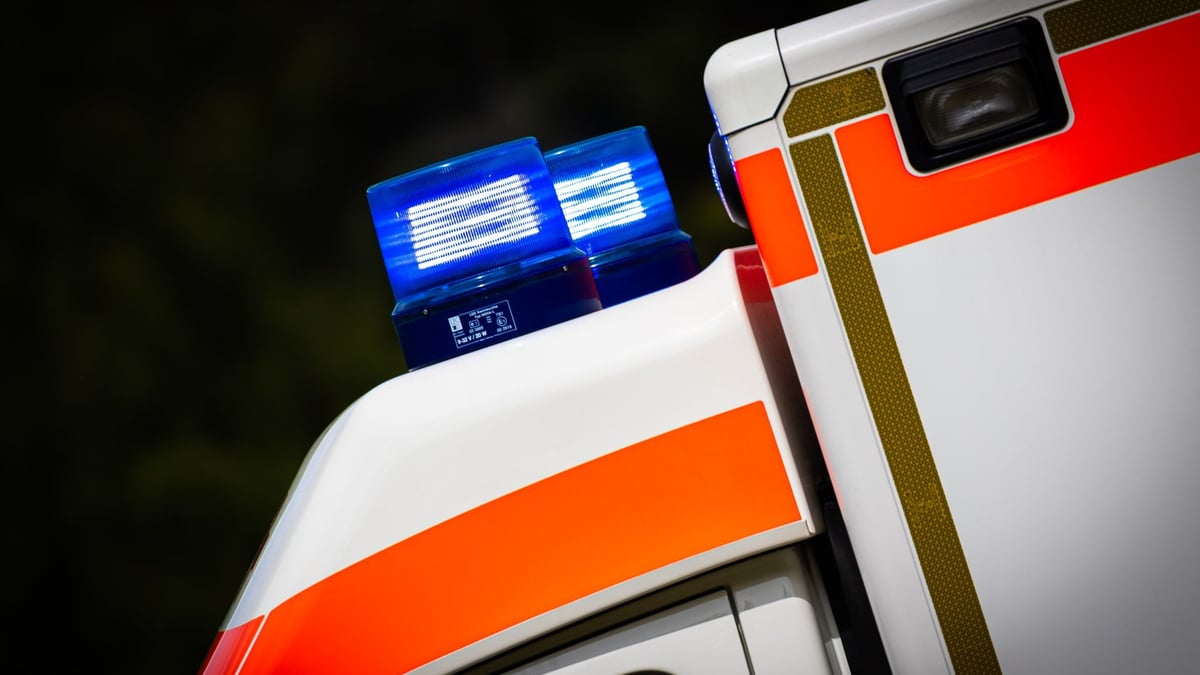 Auf Einsatzfahrt mit Blaulicht: Rettungswagen baut Unfall