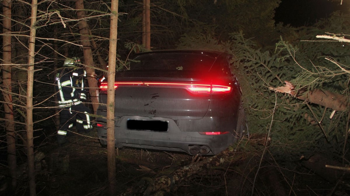 Spektakulärer Unfall: Porsche landet im Wald