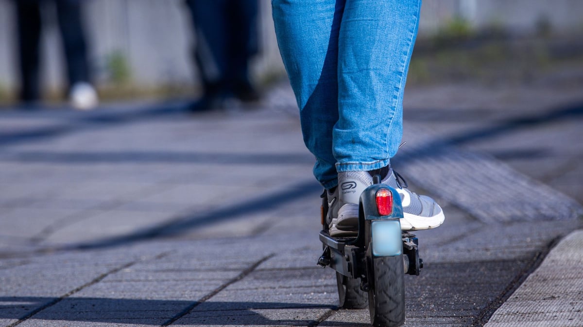 Alkoholisiert auf E-Scooter unterwegs: Mann schwer verletzt