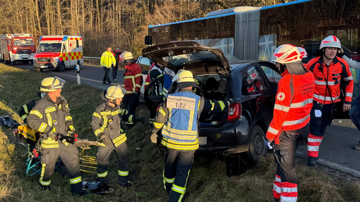 Rettungshubschrauber im Einsatz nach Busunfall bei Biberach
