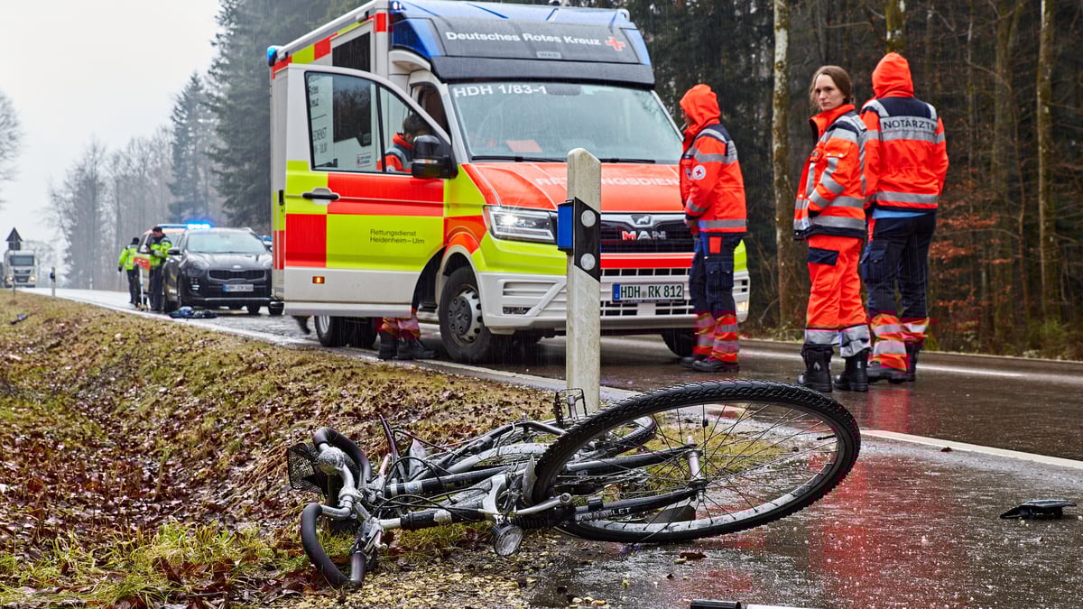 Radfahrer stirbt bei Unfall – Verursacher lässt ihn liegen und fährt weg