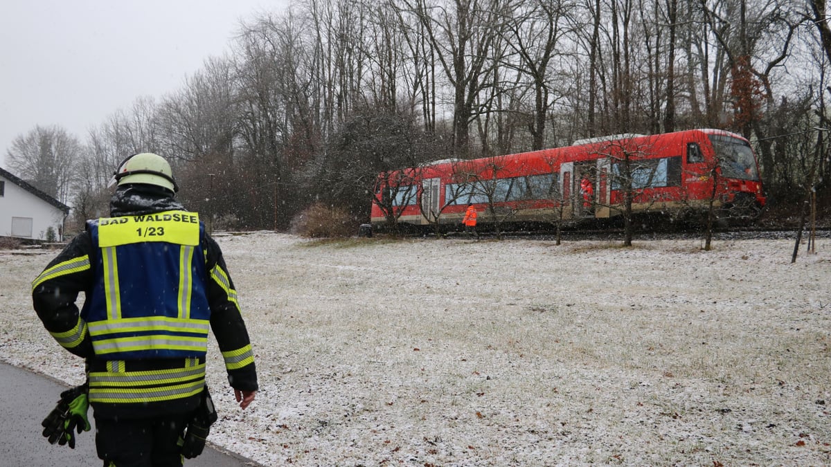 Zug erfasst und tötet Radfahrer – Bahnstrecke stundenlang gesperrt