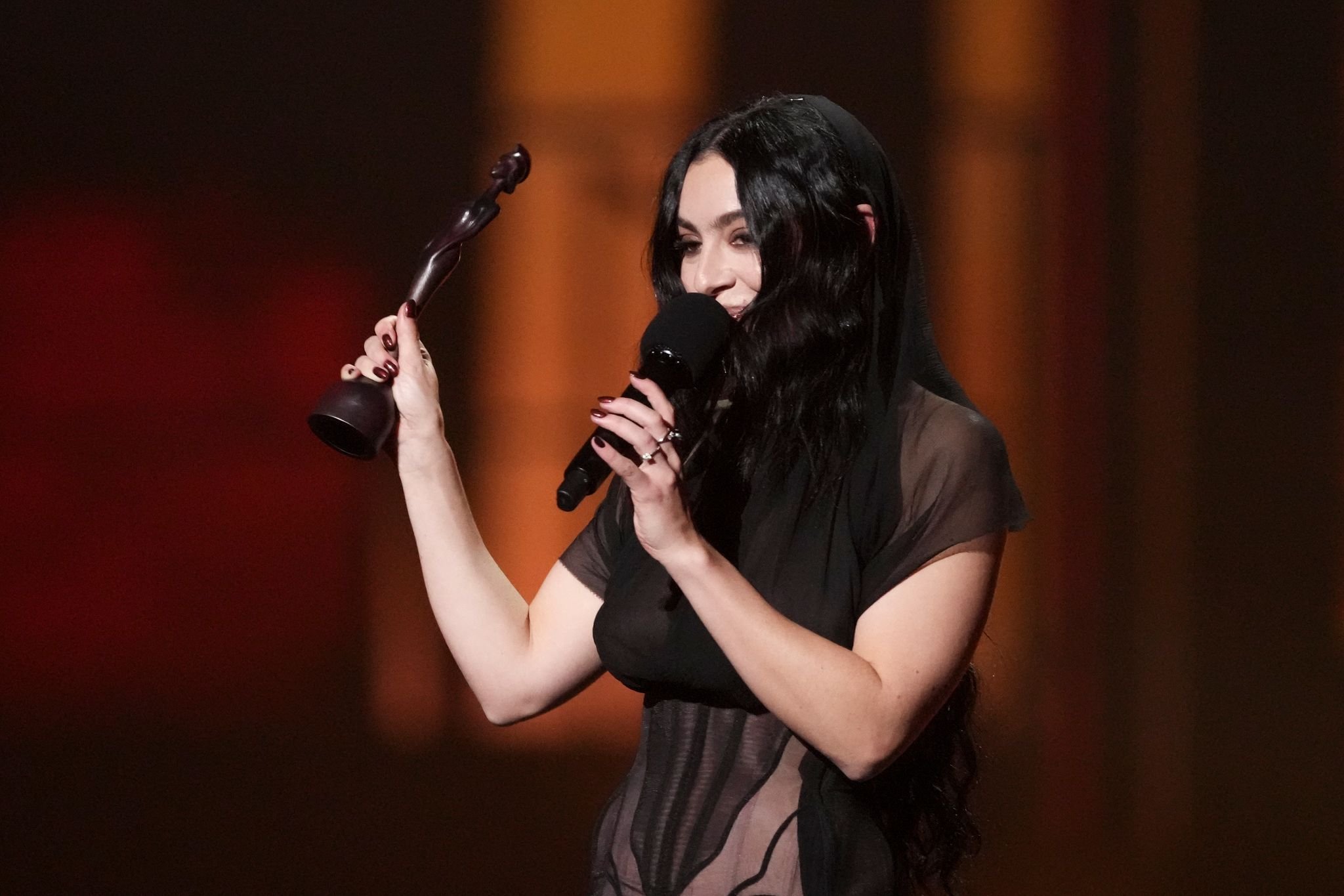 Charli XCX räumt fünf Preise bei den Brit Awards ab
