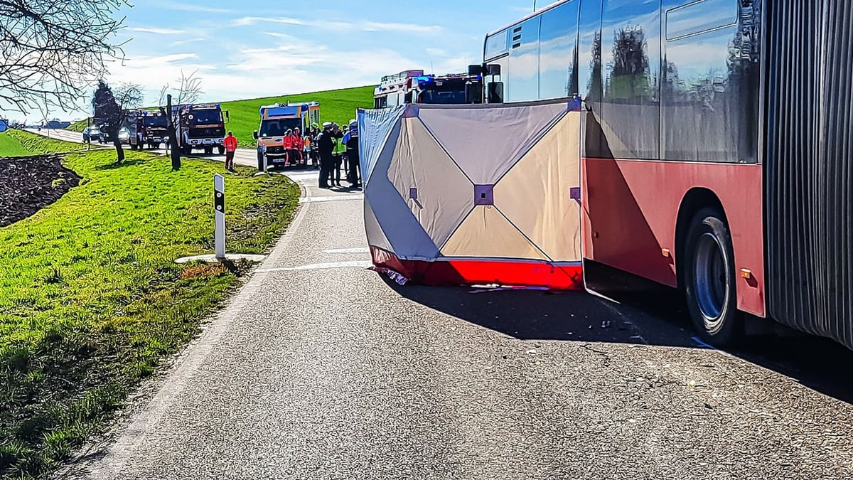 Motorradfahrer prallt gegen Bus und kommt ums Leben