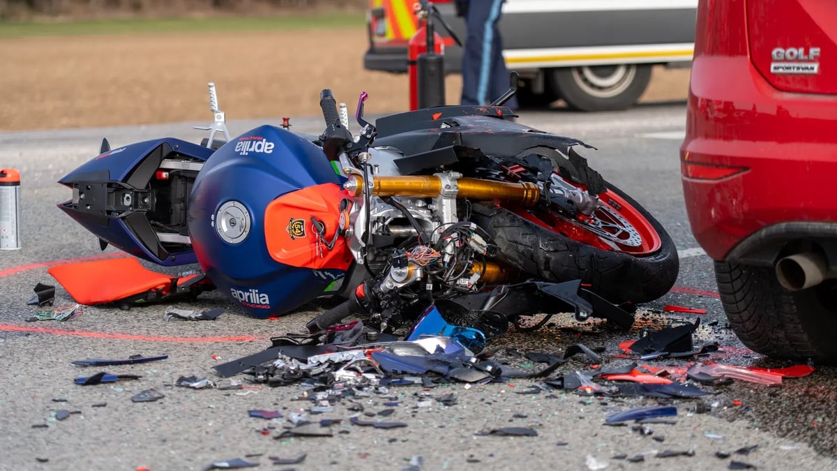 Motorradfahrerin stirbt nach schwerem Unfall