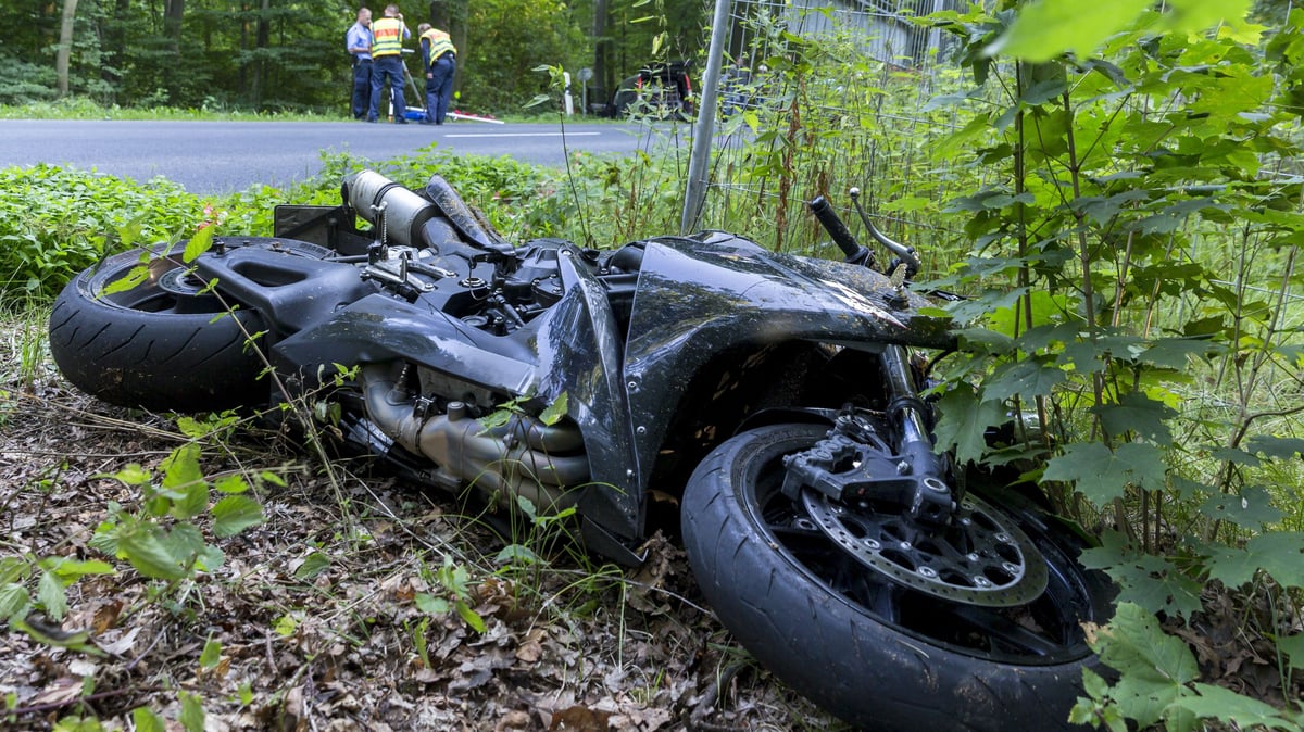 Ein Toter und zwei Verletzte bei schwerem Motorradunfall