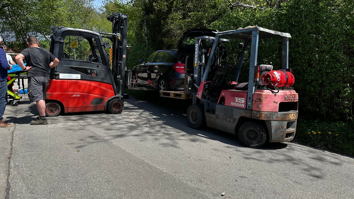 Opfer wird unter Auto eingeklemmt: Gabelstapler helfen bei Rettung