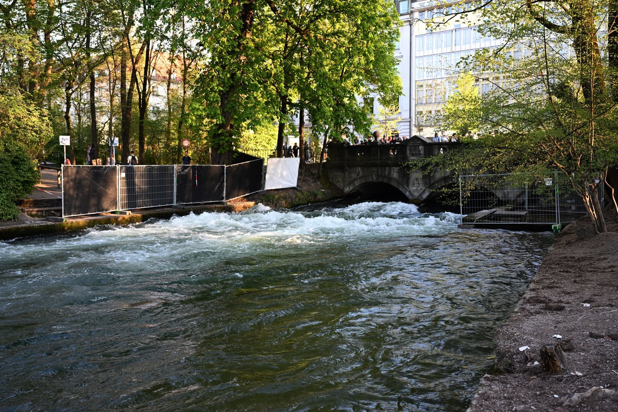 Eisbach-Unfall: Zustand der Surferin hat sich stabilisiert
