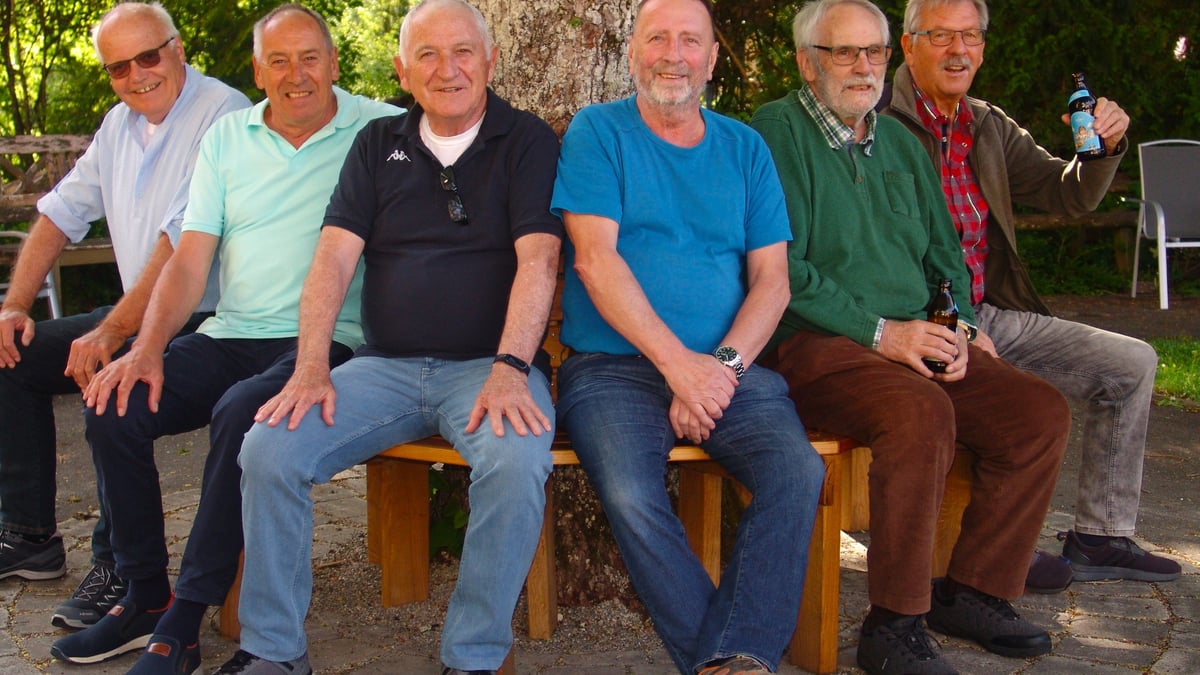 Einweihung der neuen Bank um die Linde