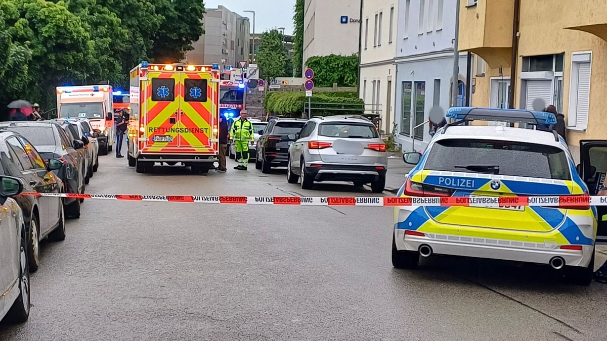 Mann fährt mit Auto in Menschengruppe und verletzt fünf Menschen - Polizei nennt mögliches Motiv