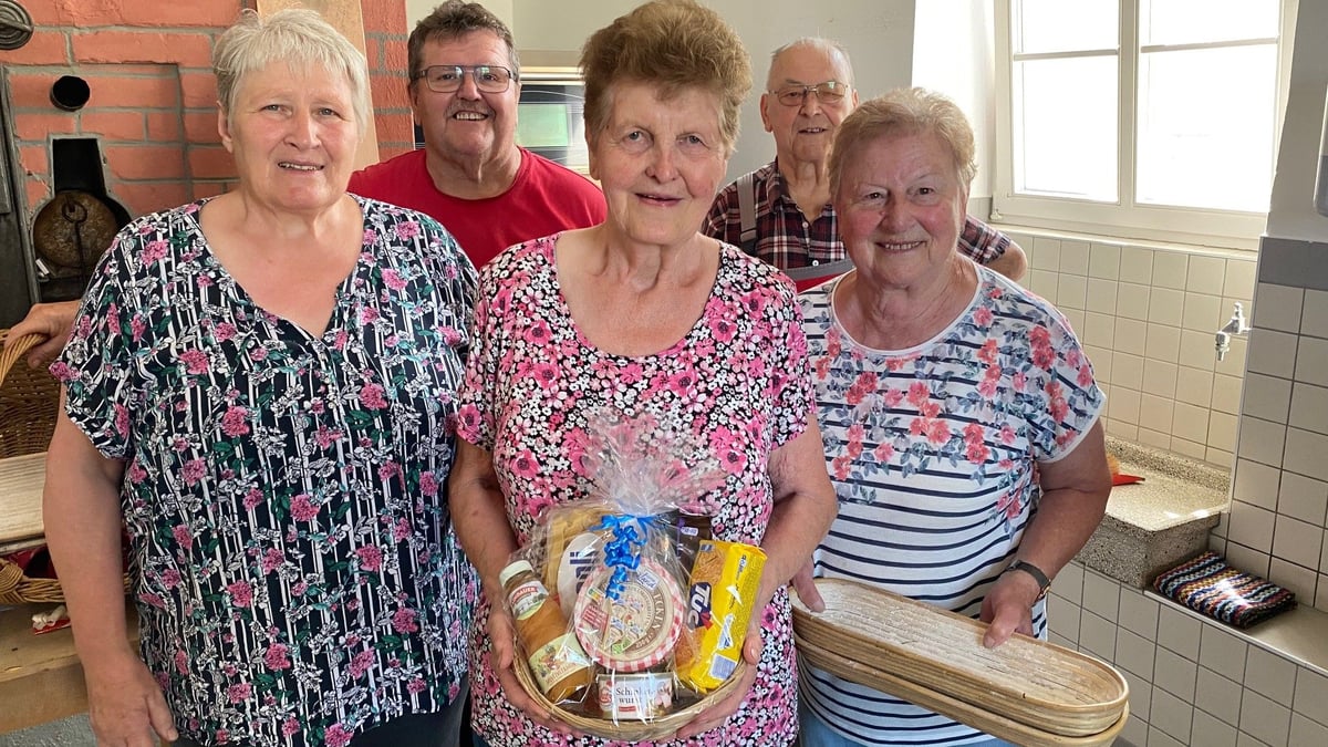 Sie hat zigtausende Laibe und Dennetle in den Ofen geschoben