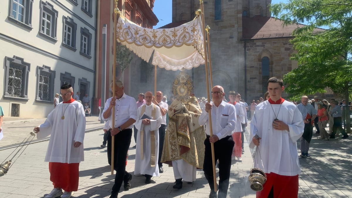 Fronleichnam: Hunderte Katholiken begehen in Ellwangen gemeinsam den Feiertag