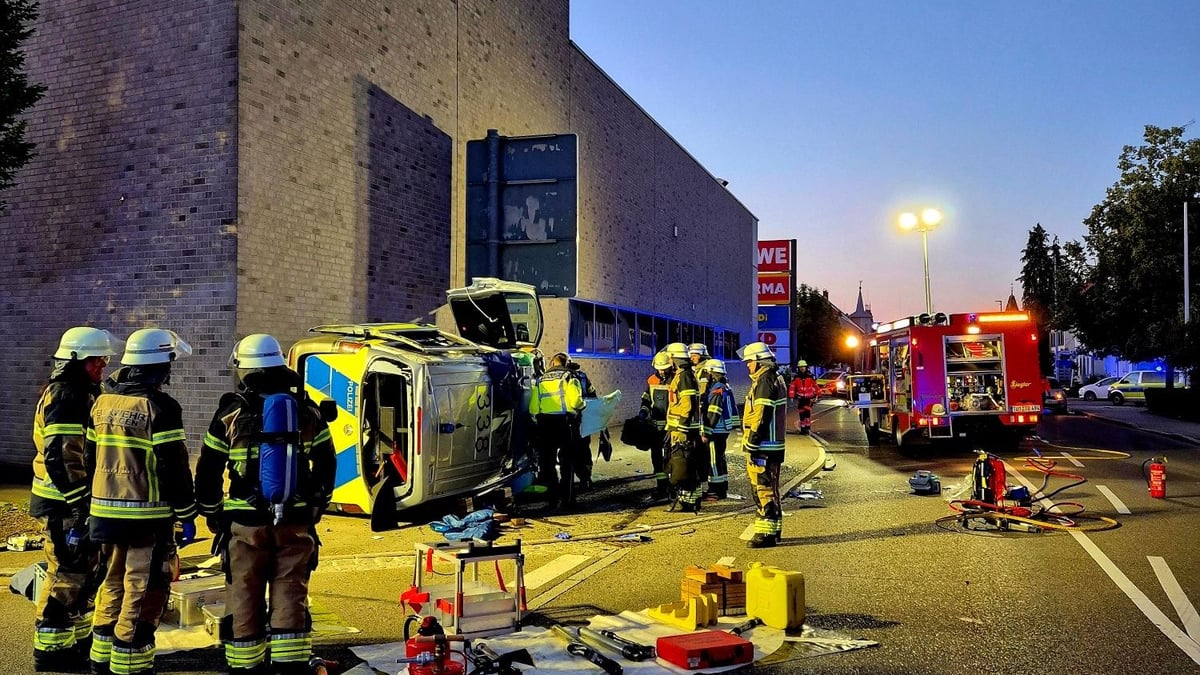 Unfall mit Streifenwagen: Zwei Polizisten schwer verletzt