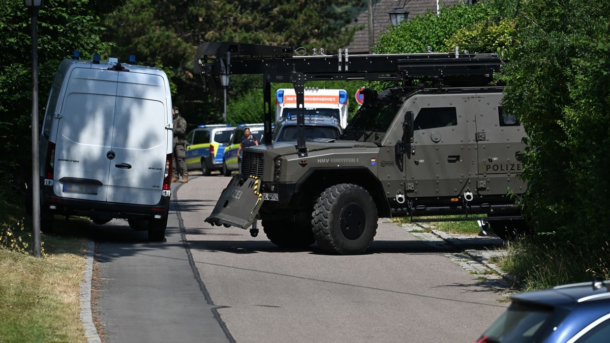 Mann verschanzt sich nach Angriff auf Polizei mit Kindern