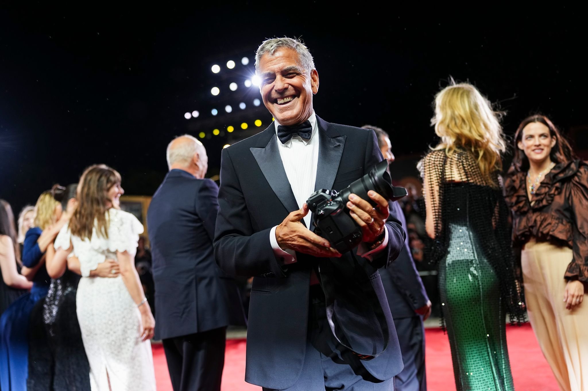 George Clooney trotz Krankheit auf dem roten Teppich