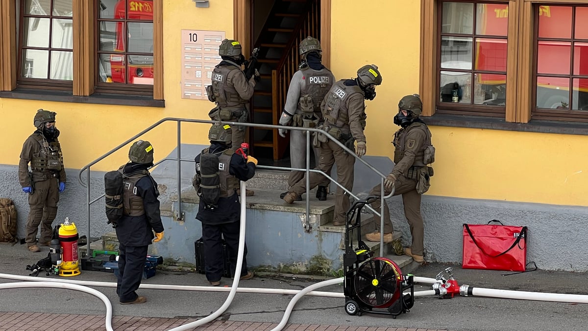 Bewaffneter Mann verbarrikadierte sich, SEK stürmt Wohnhaus